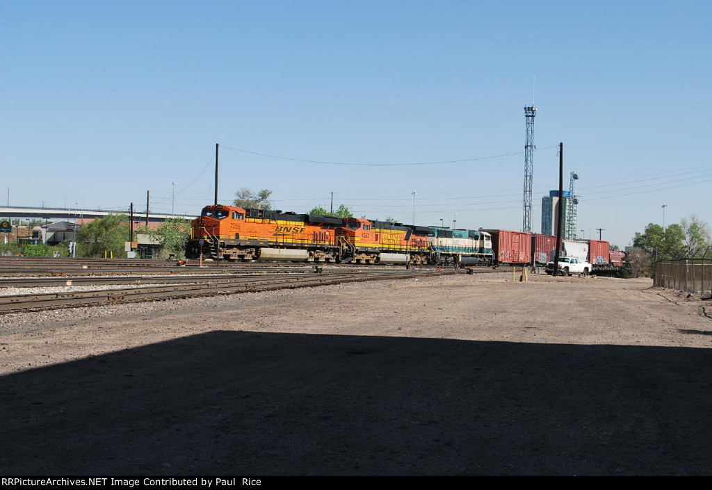 BNSF 7259 Point On Departing Freight